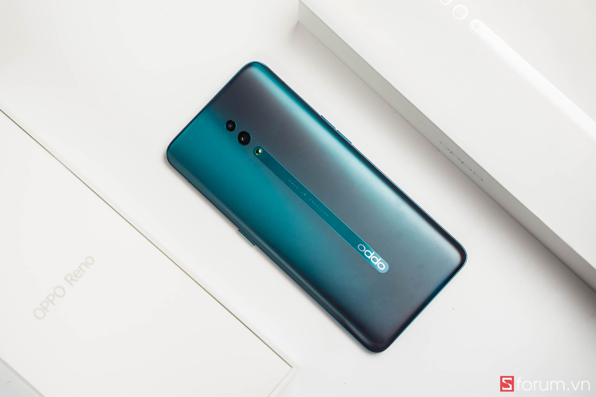 Mở hộp Oppo Reno chính hãng tại VN: Làn gió mới trong phân khúc cận cao cấp