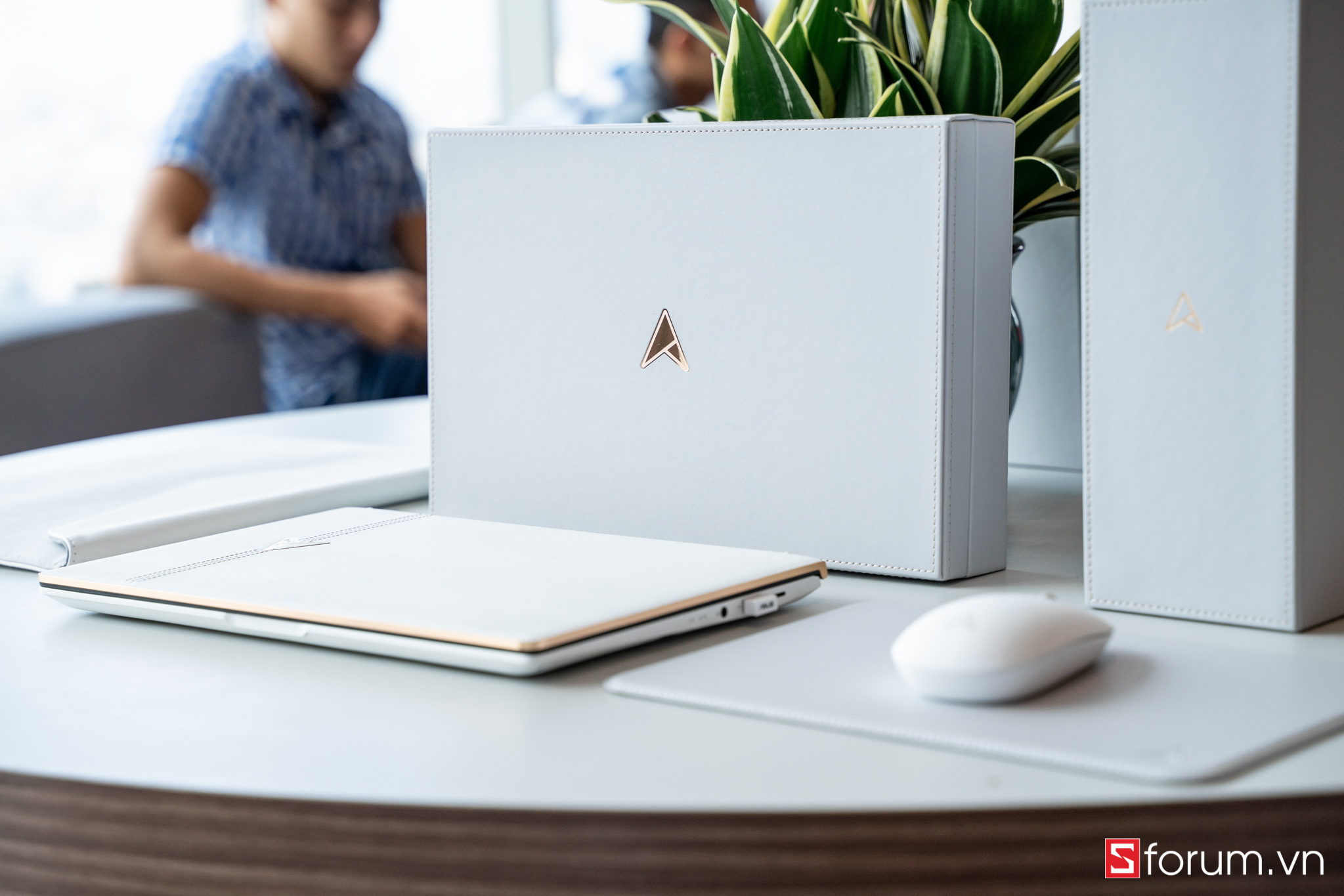 Trên tay ASUS ZenBook Edition 30: Phiên bản đặc biệt kỷ niệm 30 năm ...