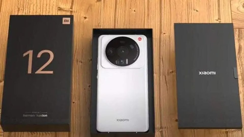 Xiaomi 12 Ultra lần đầu lộ ảnh thực tế với thiết kế cực kỳ bóng bẩy