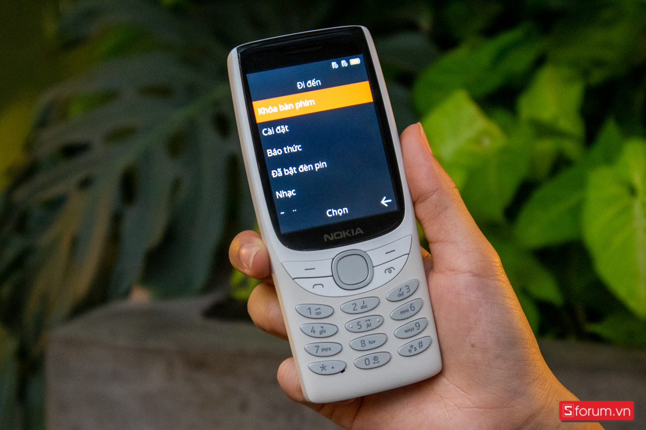 Trên tay Nokia 8210 4G: Thiết kế huyền thoại, bổ sung thêm camera, trang kết bị kết nối 4G