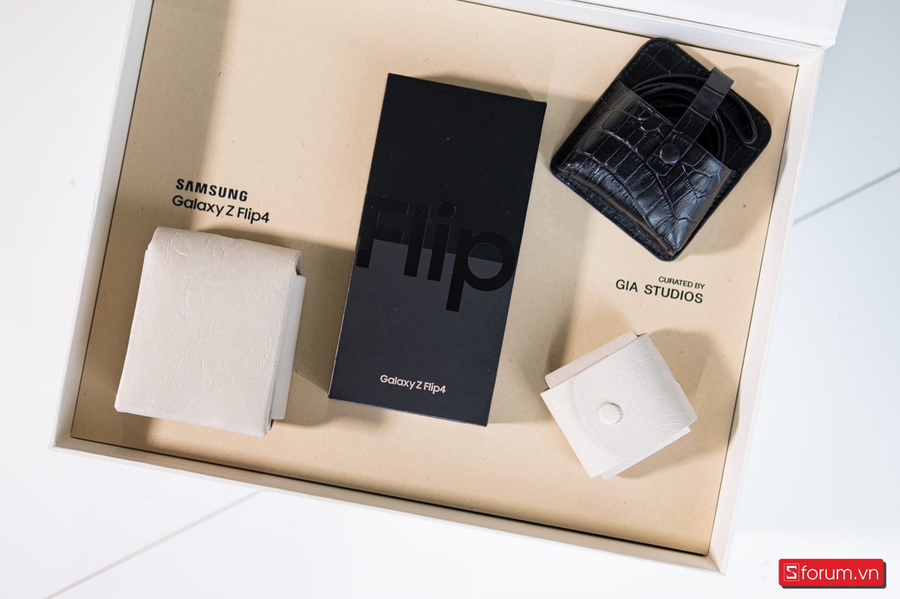 Mở hộp Galaxy Z Flip4 Flex Mode Collection: Khi công nghệ kết hợp cùng thời trang cao cấp!