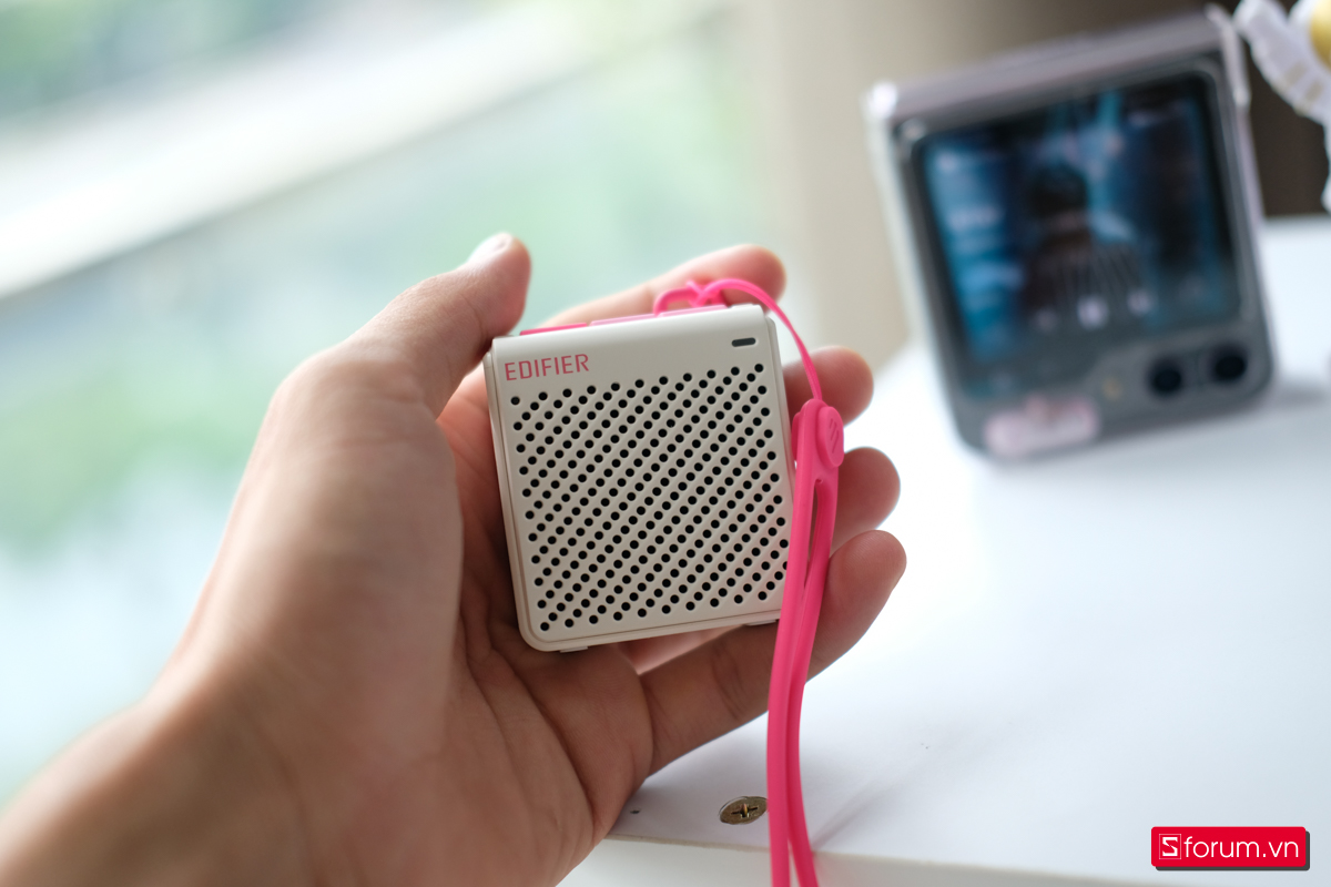 Trên tay chiếc loa "siêu mini" Edifier MP85 vừa săn sale: Màu hồng rất ...